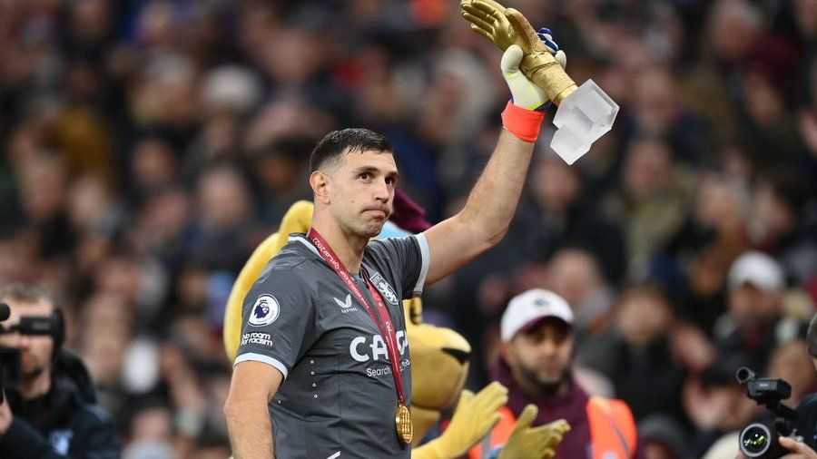 Relatores | Ovación para el "Dibu" en su vuelta al Aston Villa